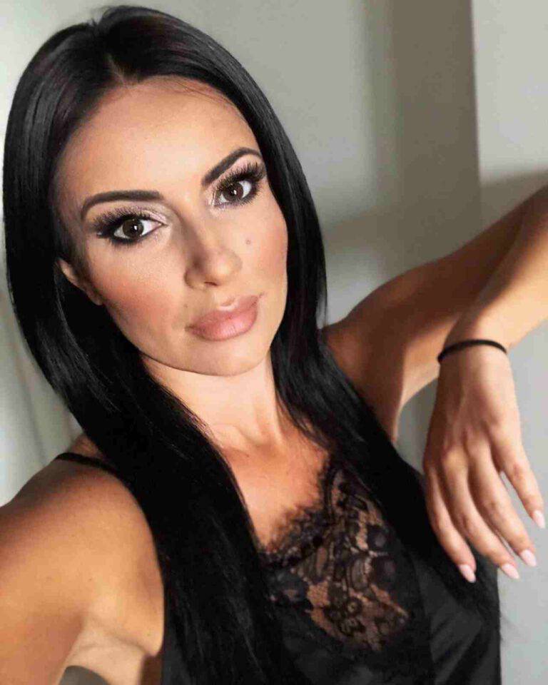Monica Bertini in costume: décolleté ben in vista e i fan sognano - Foto